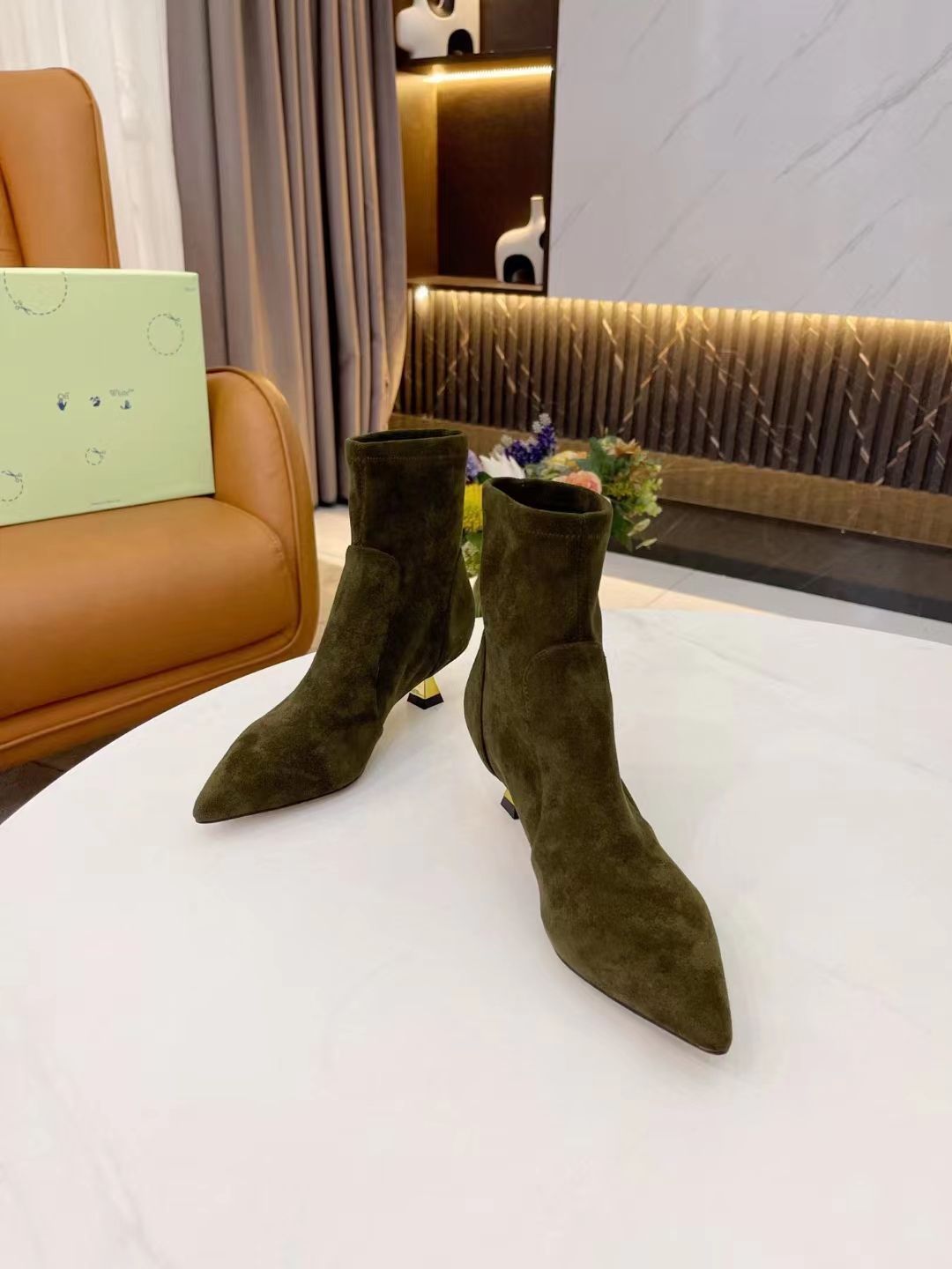 The Iconic Boots Of The Mid Tube Elastic Boot Provides A Classic Look ...