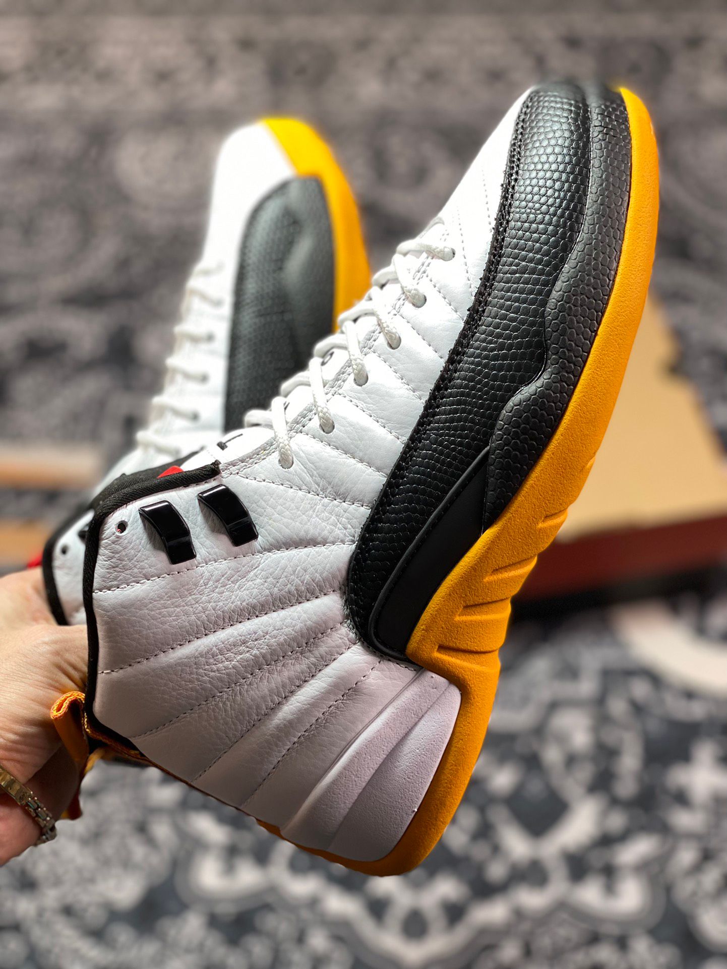 Taxi 12s On Feet