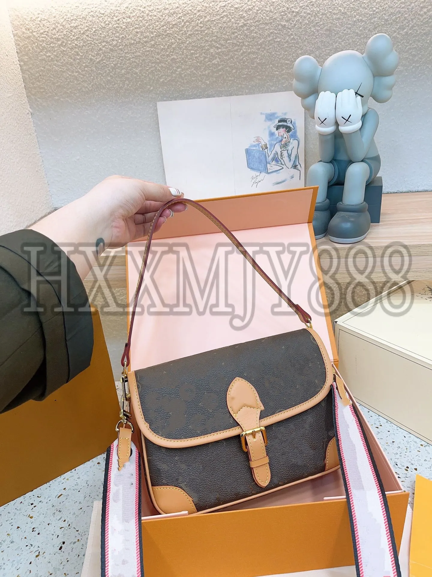 Women Genuine Leather Embossed Dharma Stick Hasp Closure Small Casual ...