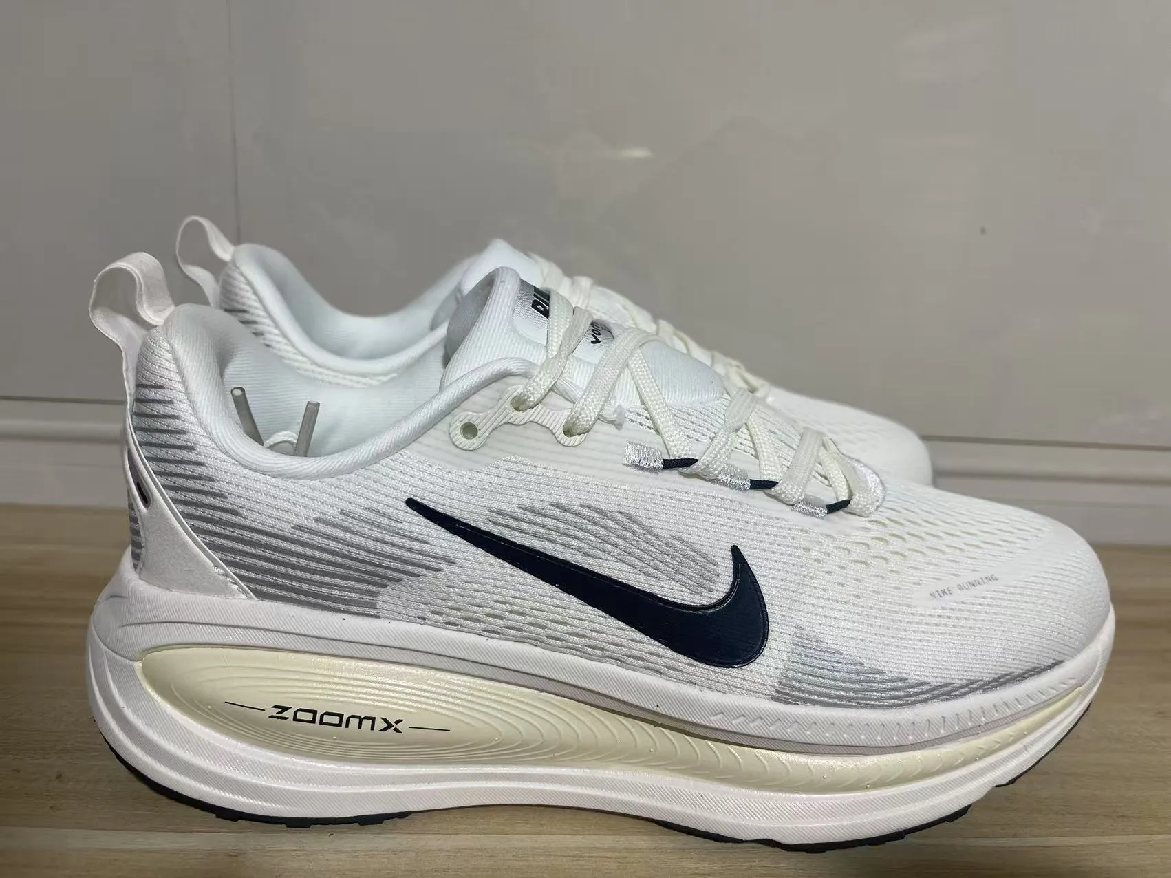 Top Quality Vomero 5 18 Metallic Gold Running Shoes for Men and Women ...