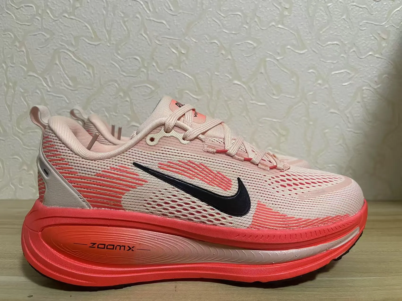 Top Quality Vomero 5 18 Metallic Gold Running Shoes for Men and Women ...