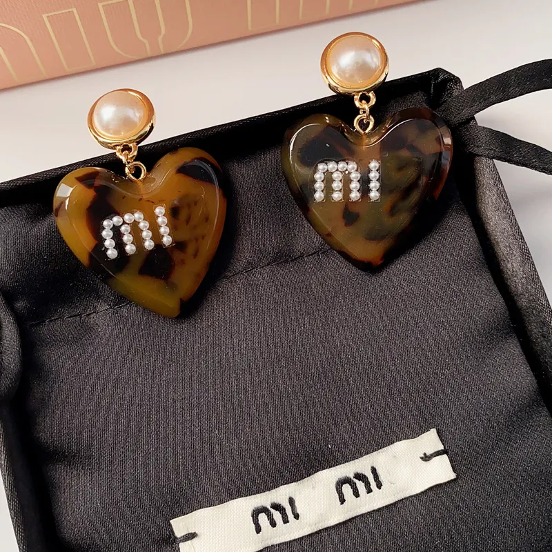 Designer Luxury M Letter White Pink Resin Heart Earrings Ins Tortoiseshell Drop Statement Earrings for Women 2024