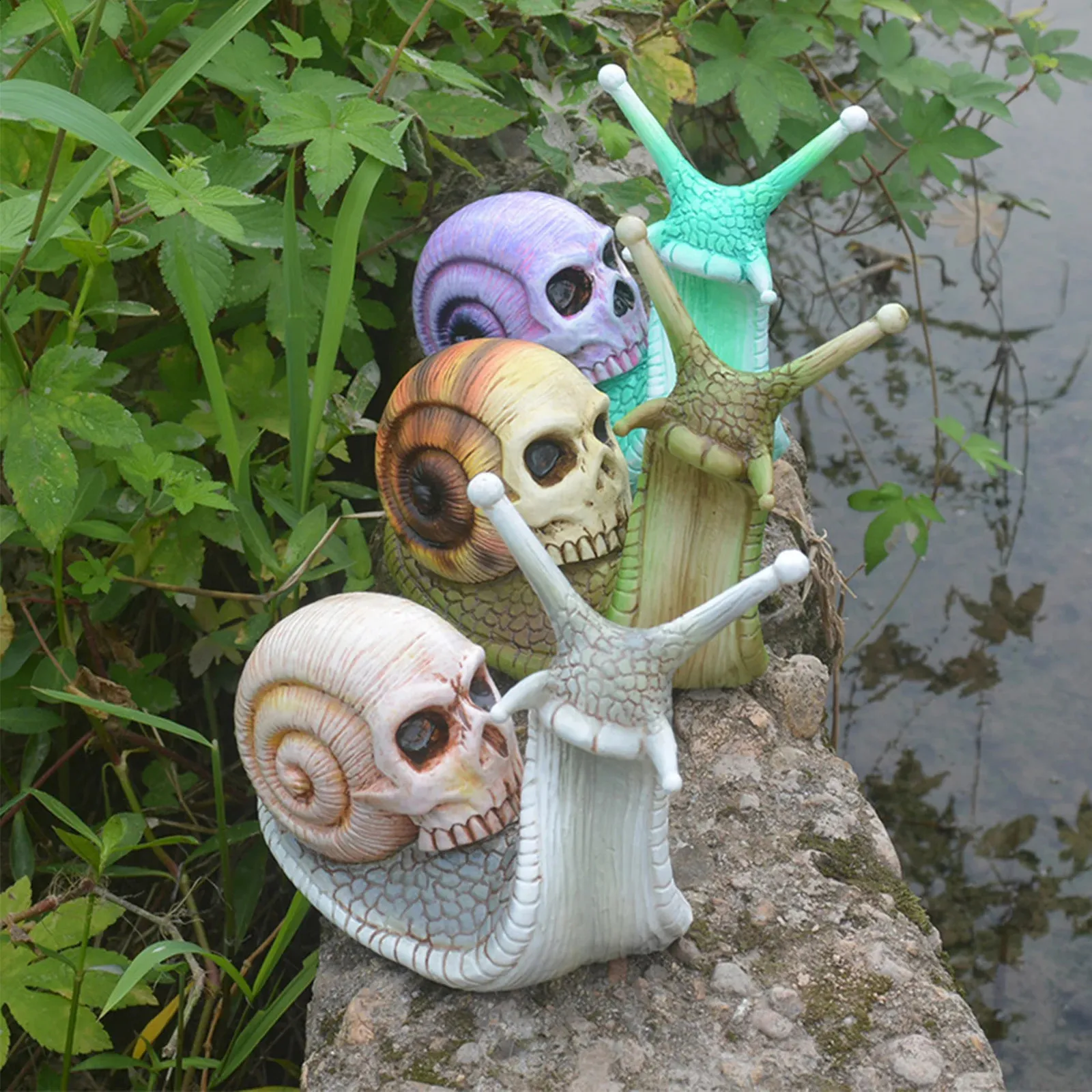 Gothic Snail Skull Decoration - Spooky Skeleton Figurine for Halloween ...