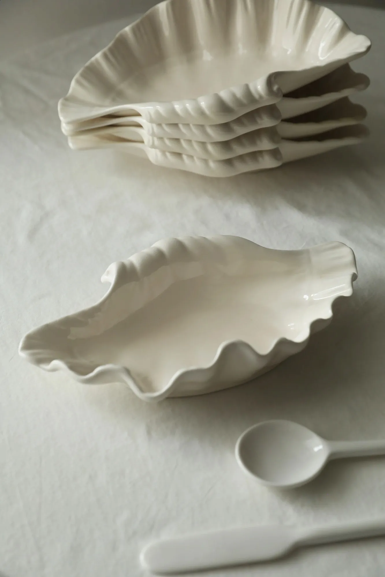 Premium Cream Ceramic Dinner Plate Set - Rectangle, Retro Shell Design ...
