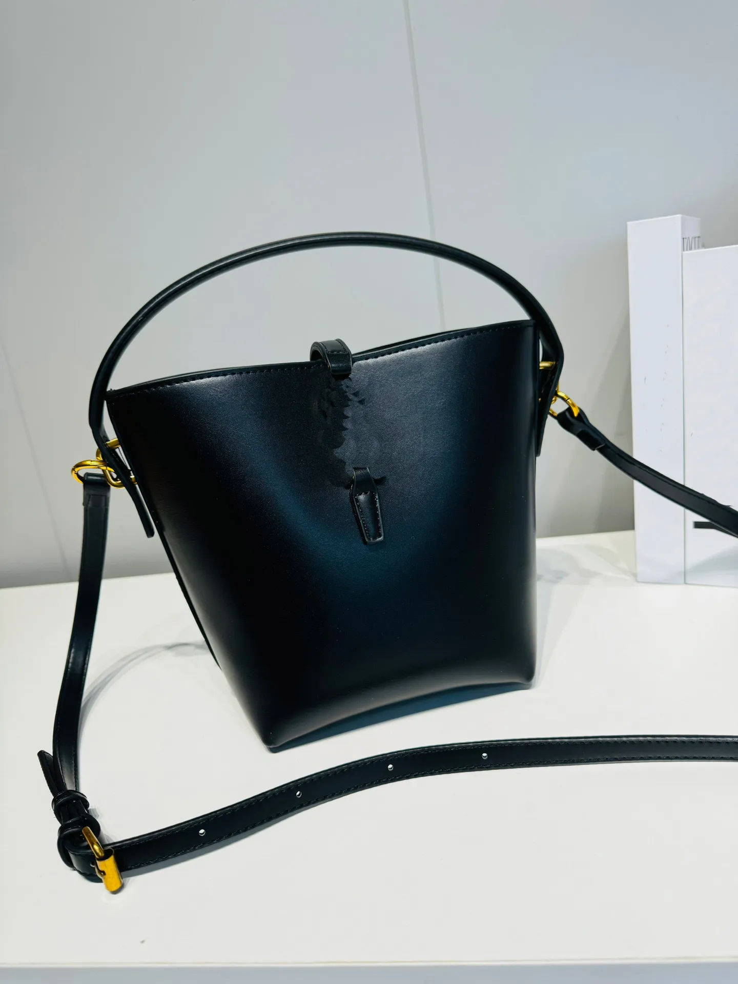 Women's Designer Tote: Bucket Style 2024 Crossbody,... From Apple ...