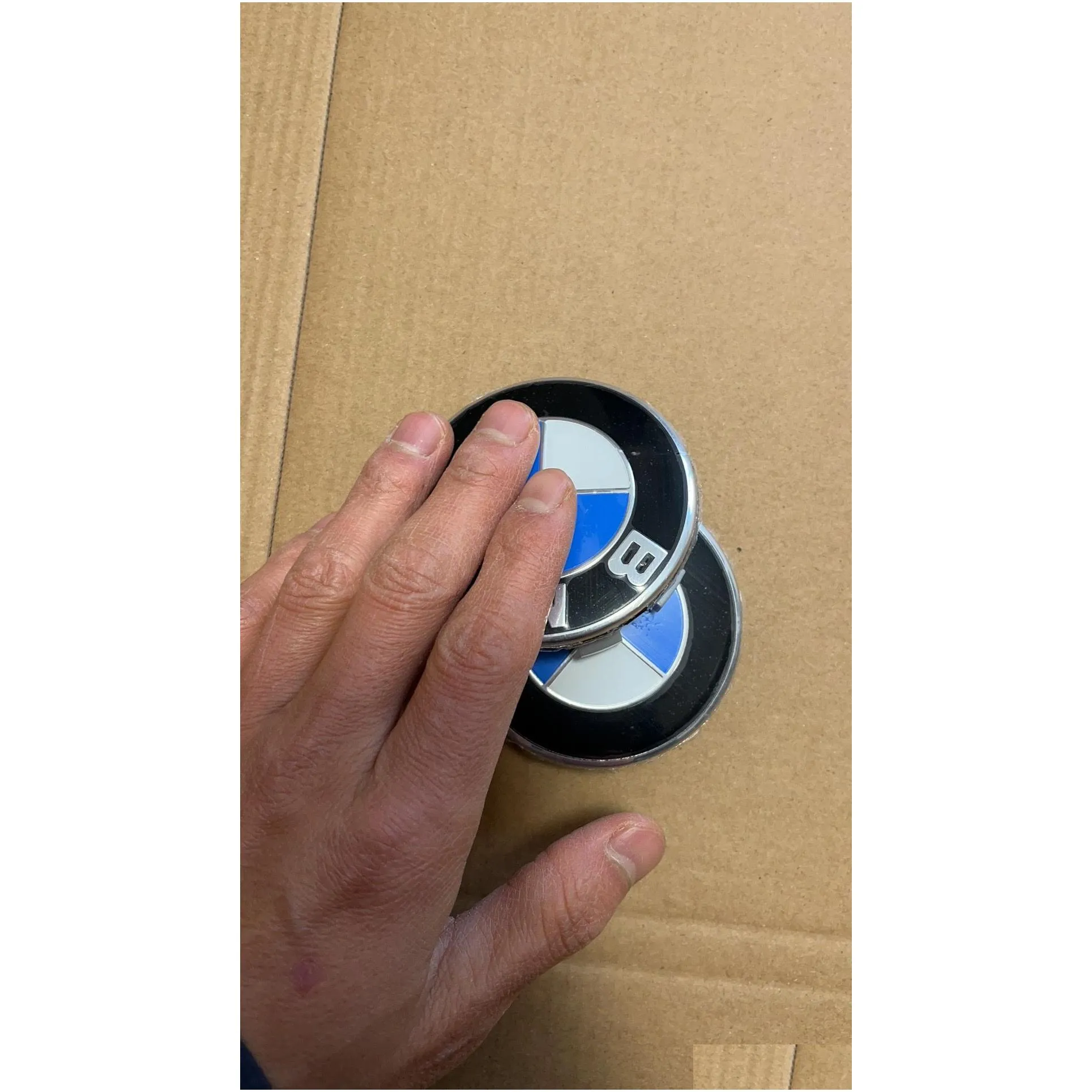 DHgate.com:Blue & White Car Wheel Hub Center Cap Emblem - 100 Pack 68mm ...