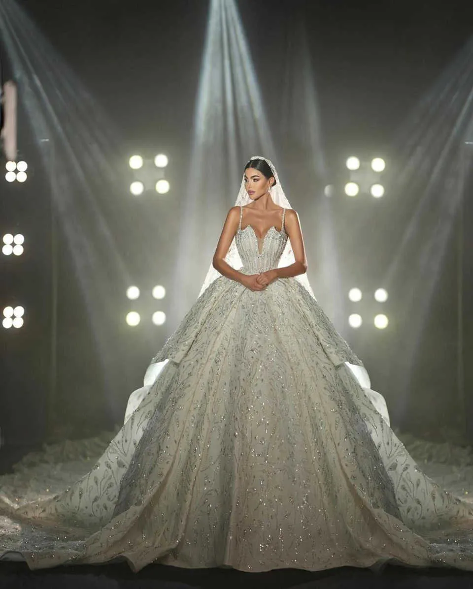 Luxury Ball Gown Wedding Dresses Spaghetti Strap Sleeveless Lace ...