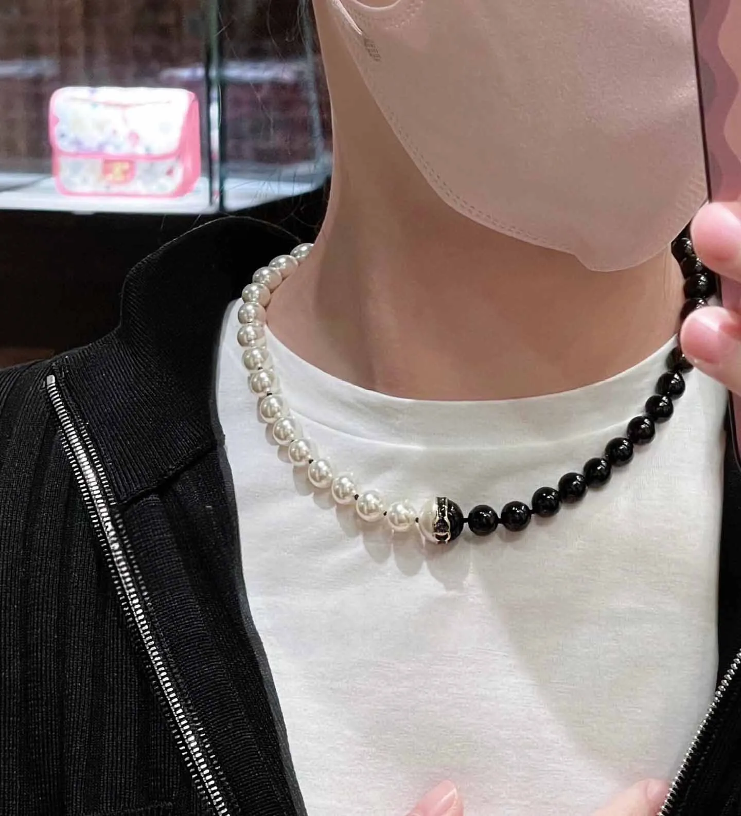 2025 Luxury Charm Pendant Necklace with Natural Shell Pearls and Black ...