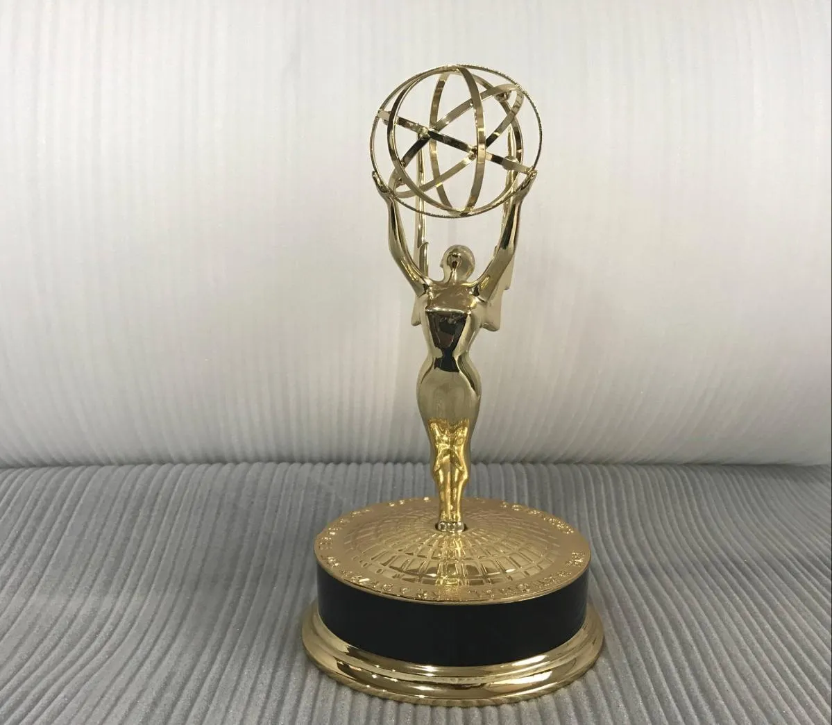 DHgate.com:39cm Emmy Award Statue, Metal Oscar Trophy for Film Awards (Gold, 1 Piece):Home & Garden