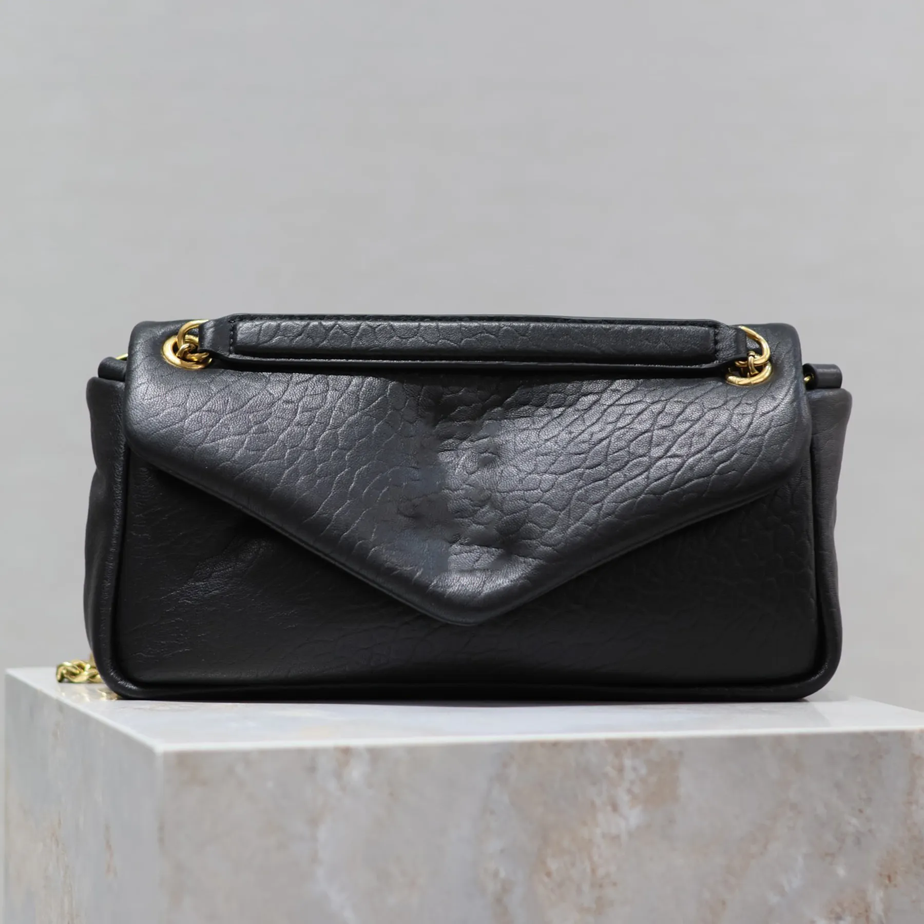 Premium Grained Lambskin Shoulder Bag - Chic Chain Detail, Magnetic ...