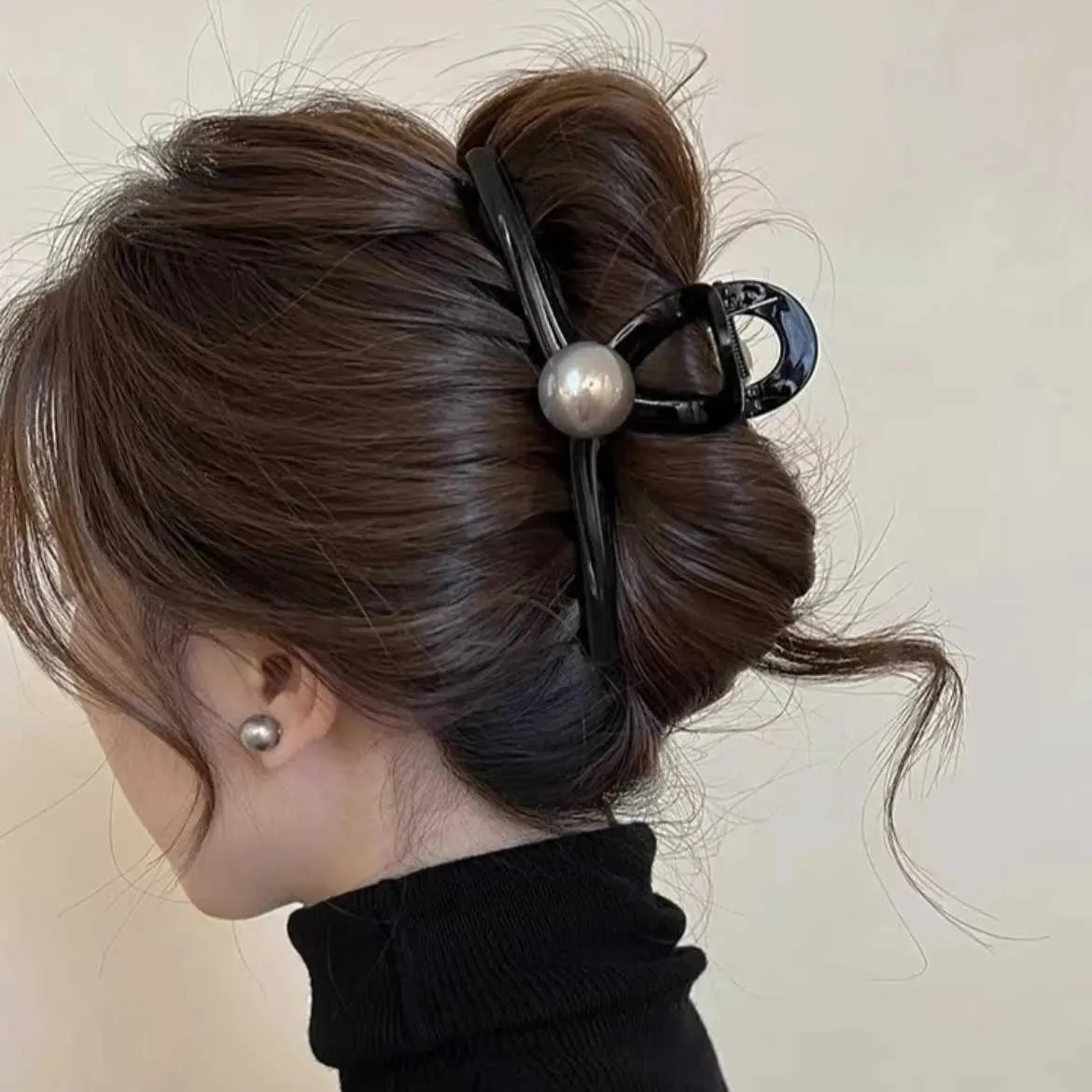 Elegant Pearl Hair Claw Clips: Secure Hold, Timeless Style. Shop Now ...