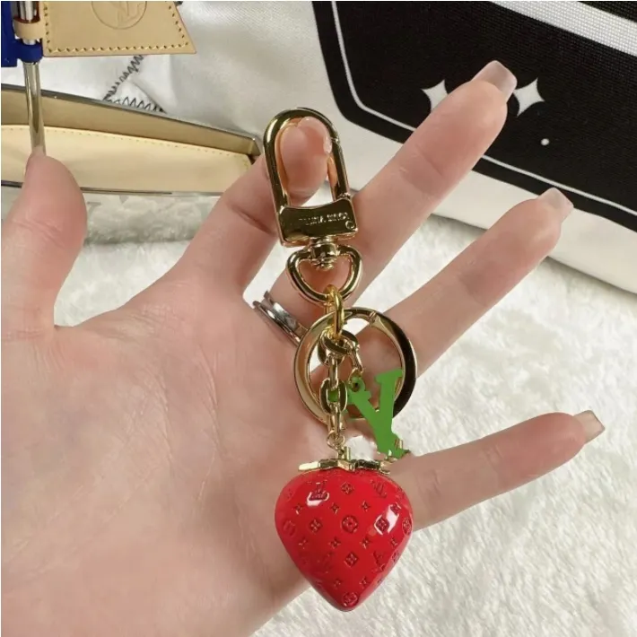 Top Keychain Designer V Key Chain Luxury Charm Ladies Car Keychain Men ...