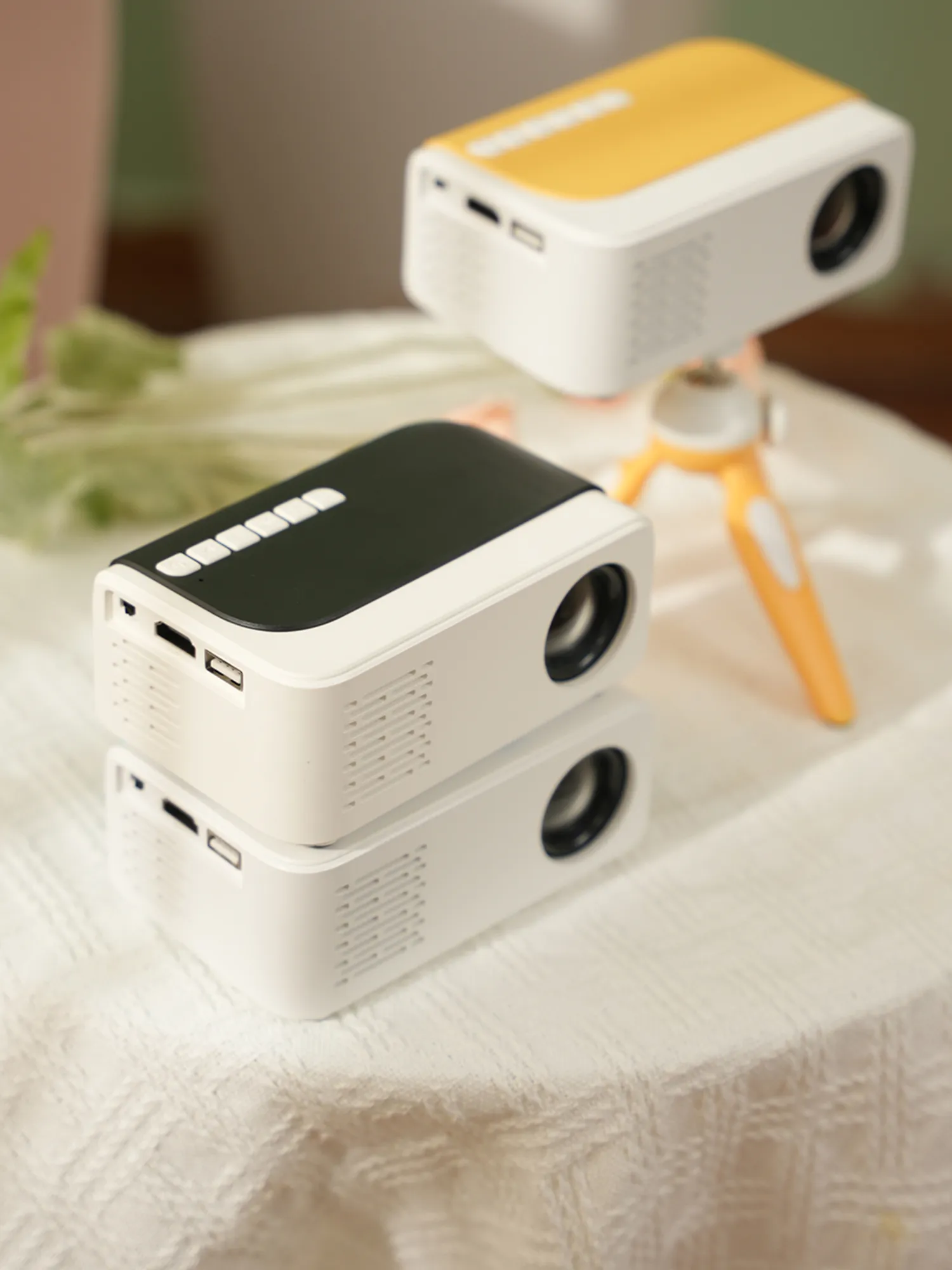 Mini Portable Projector, Native Full HD Projector Besus Portable Movie ...