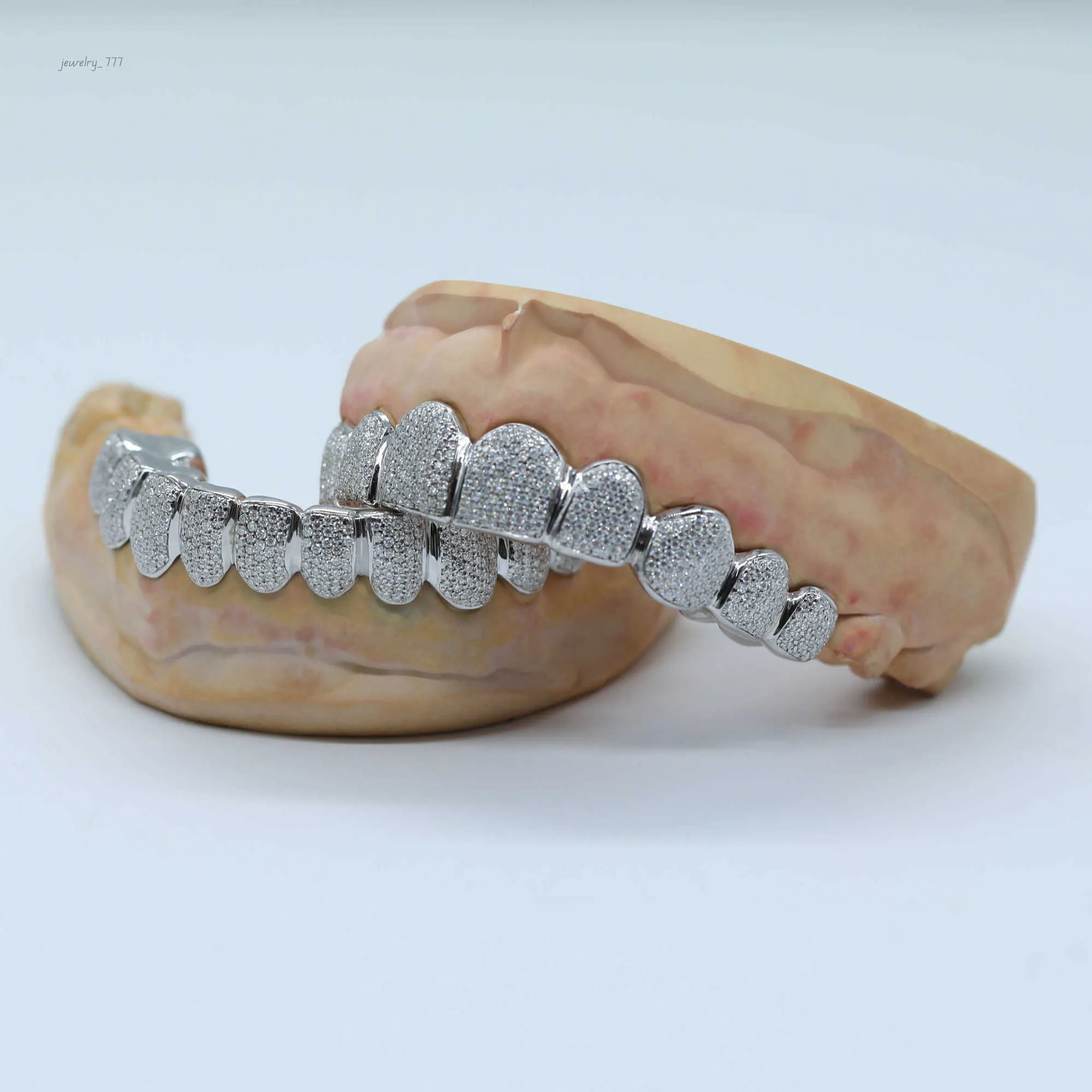 Customized 16 Tone Iced Out Glitter Teeth Grillz With Moissanite ...