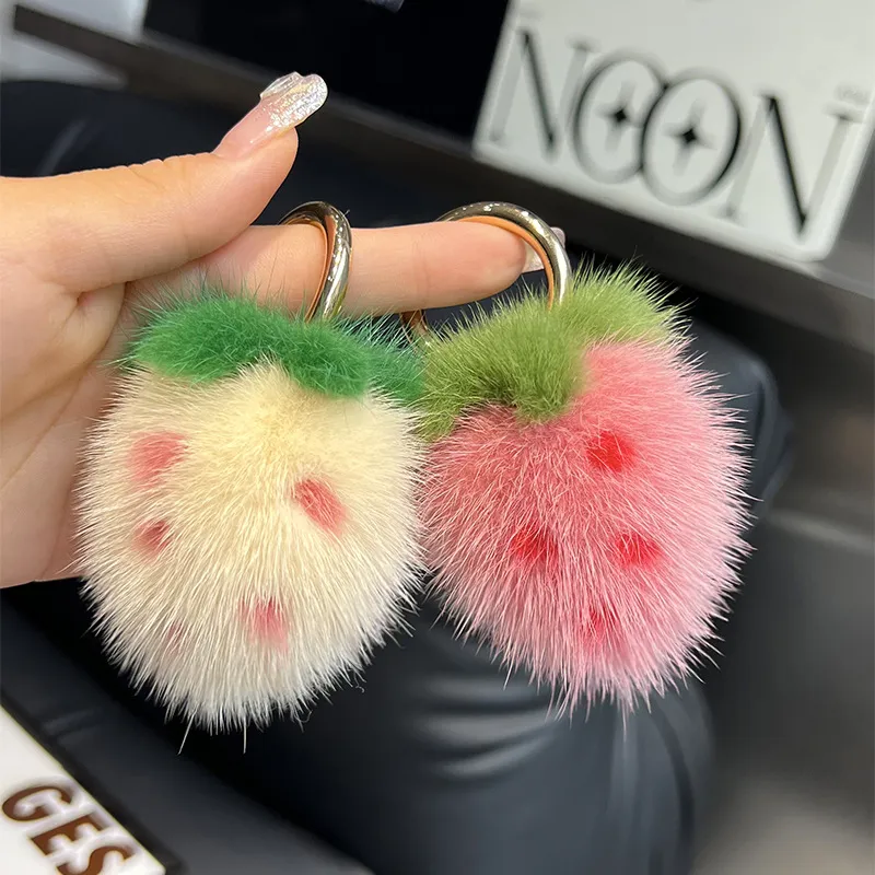$6.57에서 Strawberry Furry Plush Keychain Pompom Ball Keyring Bag 펜던트 자동차 ...
