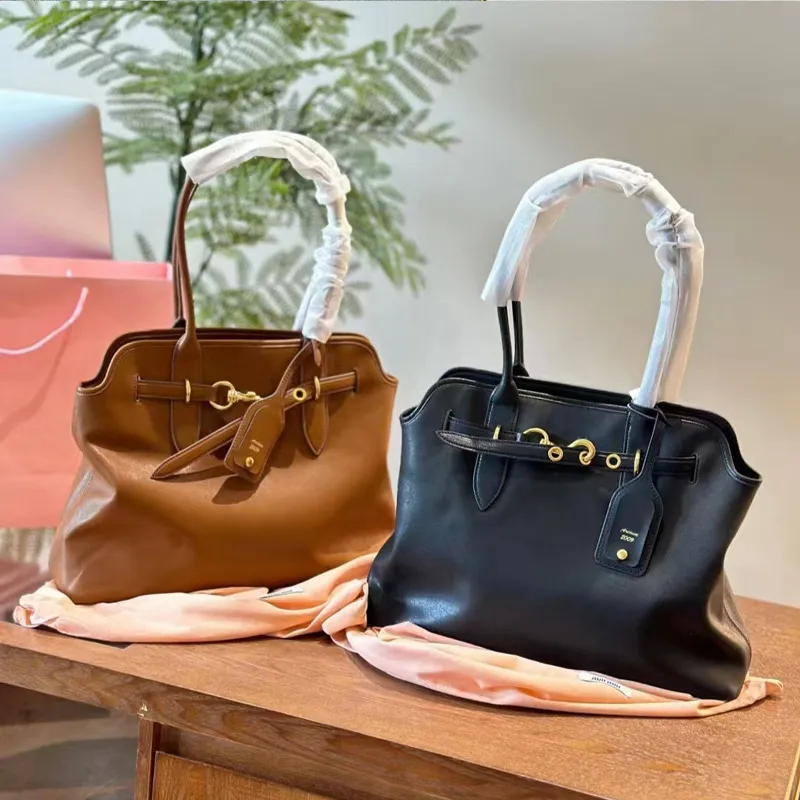 Bowling Bag Purse Style Leather Handbag: Shell Design, Solid Color ...