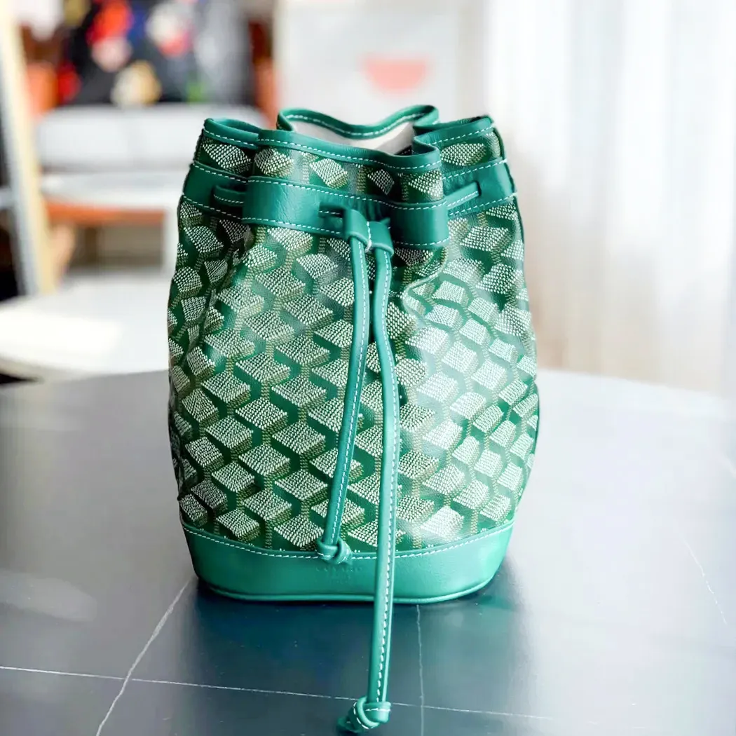 Luxury Designer Leather Bucket Bag with Drawstring Closure Crossbody Clutch and Top Quality Shoulder Bags for Men and Women Fashionable and Versatile