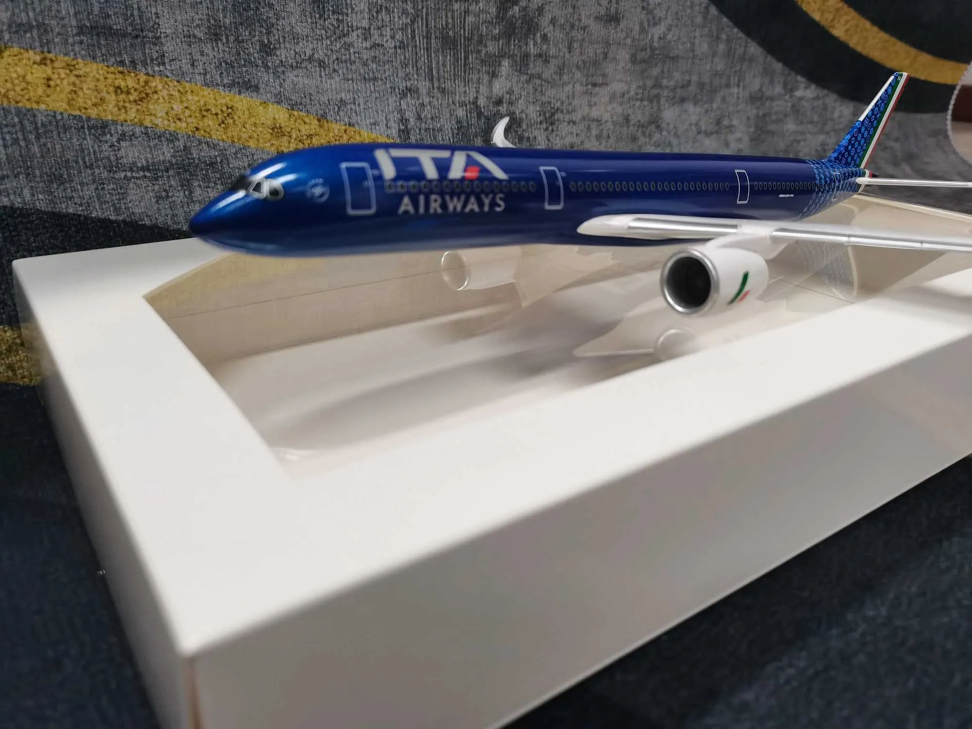 ABS Assembly Plane Model X Scale For Collectors Decorate Airbus A350 ...