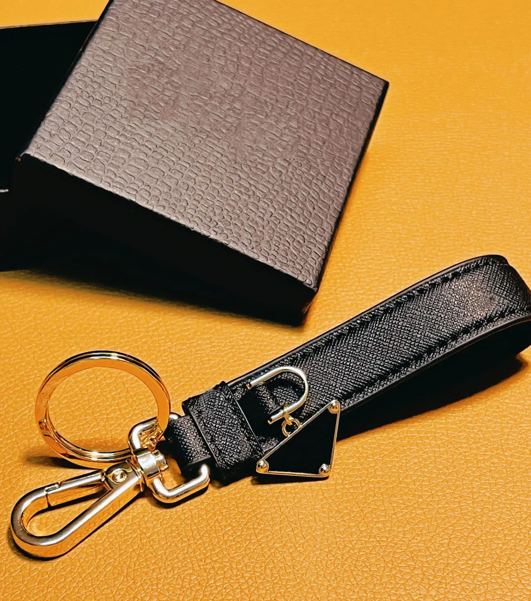 Premium Leather Car Keychain for Men & Women - Classic Fashion Keyring ...