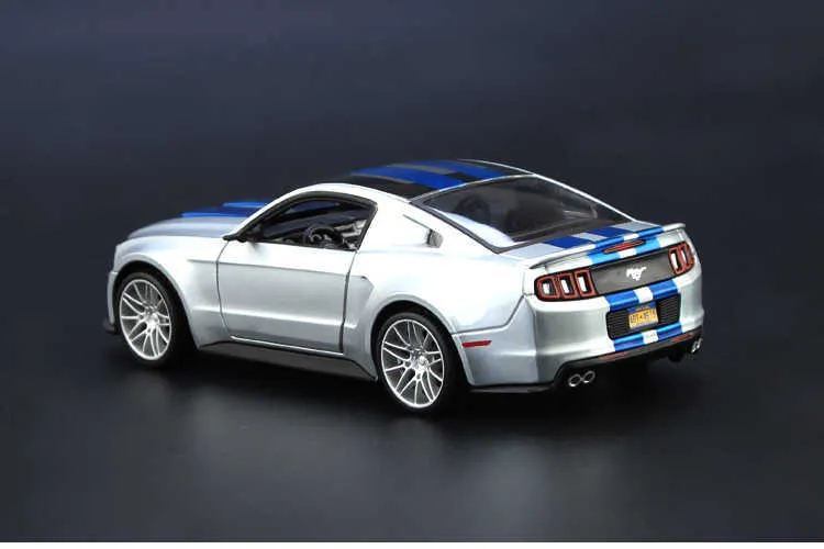 Diecast Muscle Cars: 1/24 Scale Alloy Street Racer Model Collectible ...