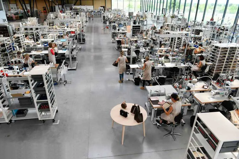 Pullover nylon sweater with leopard pattern, V-neck, long sleeves ...