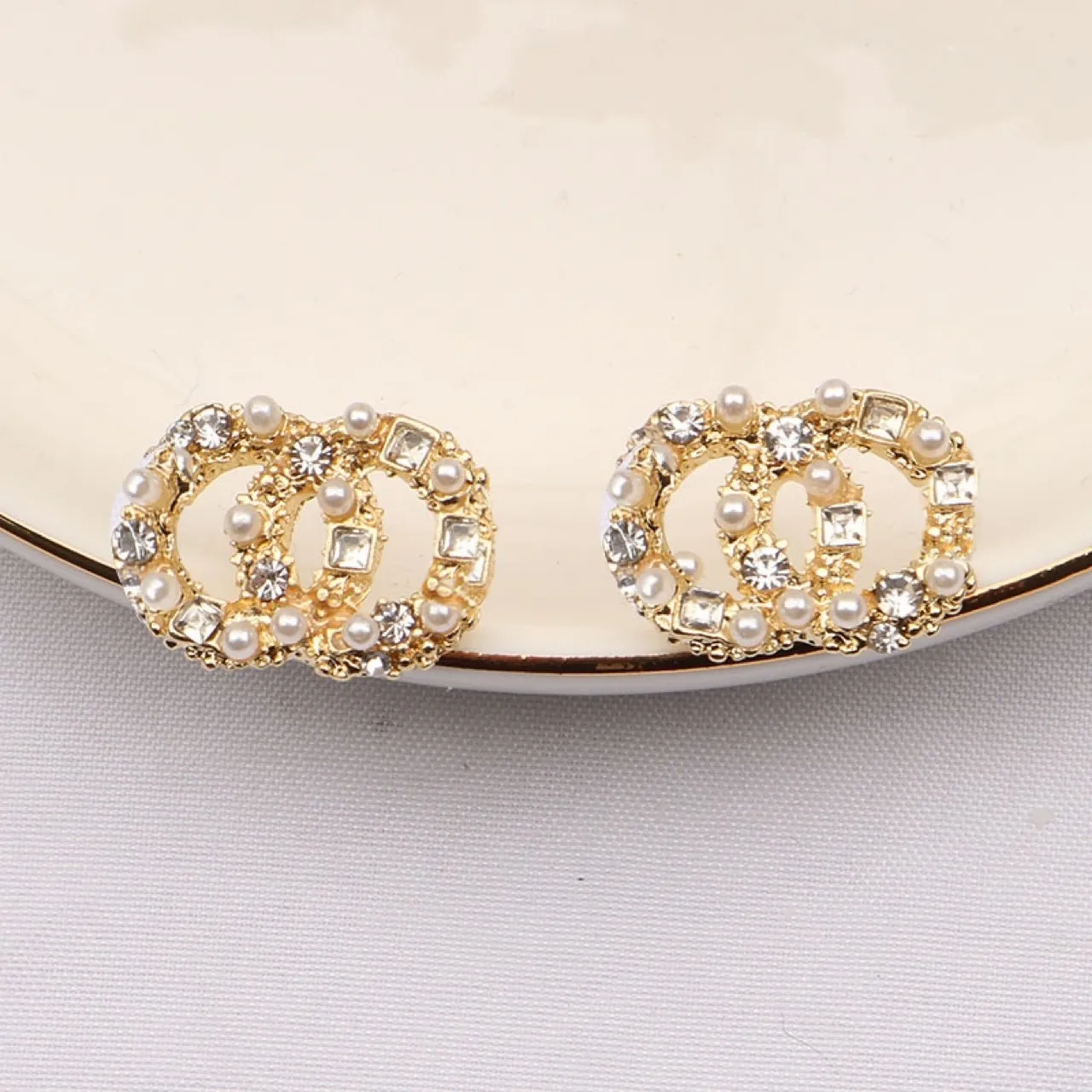 Elegant And Fashionable C2 Plea Earrings With Pearl And Diamond Inlay ...