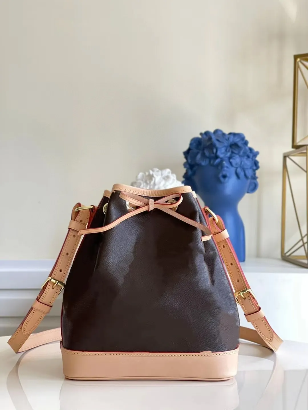 Classic Leather Bucket Totes: Cylindrical Crossbody Fashion Handbags ...