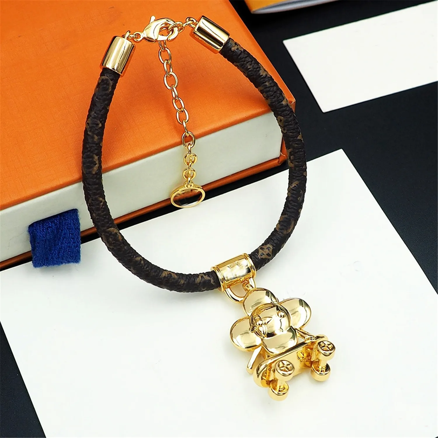 Luxurys Designer Jewelry Bracelet Presbyopia Leather Bracelets Fashion ...