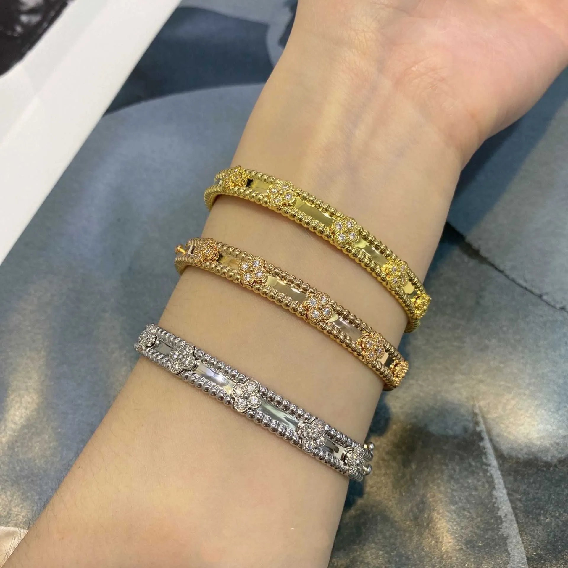 DHgate.com:18K Gold Van Clover Bracelet with Sparkling Crystals and ...