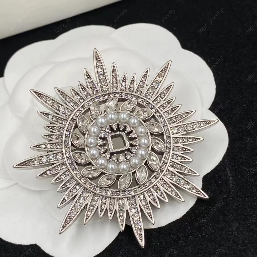 Luxury Designer Silver Circle Pins Brooches Pearl Full Of Diamond Crystal Fashion Brand Designer Jewelry For Men And Women High Quality With Box From 18 49 DHgate