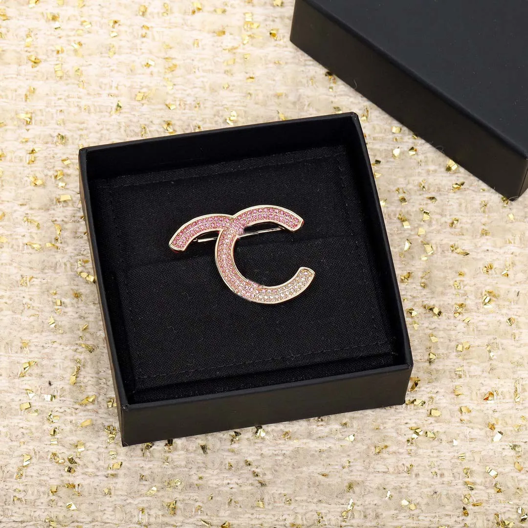 2023 Luxury Quality Charm Brooch With Pink And White Diamond In 18k ...