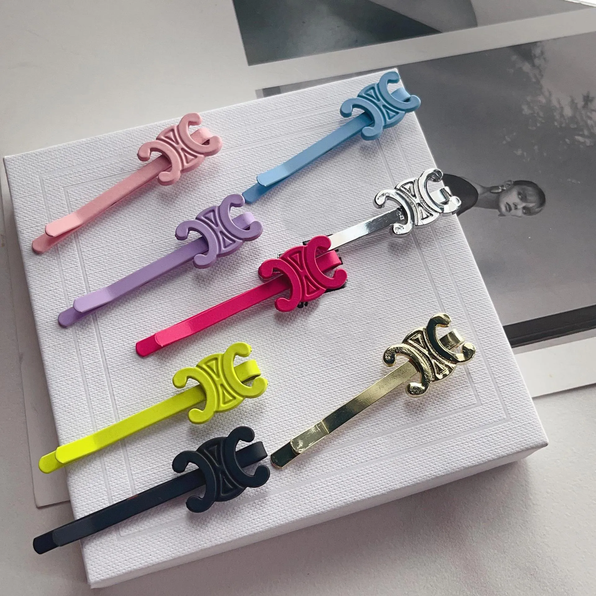 What are the Best Ways to Style Your Hair Using Gold Hair Clips?