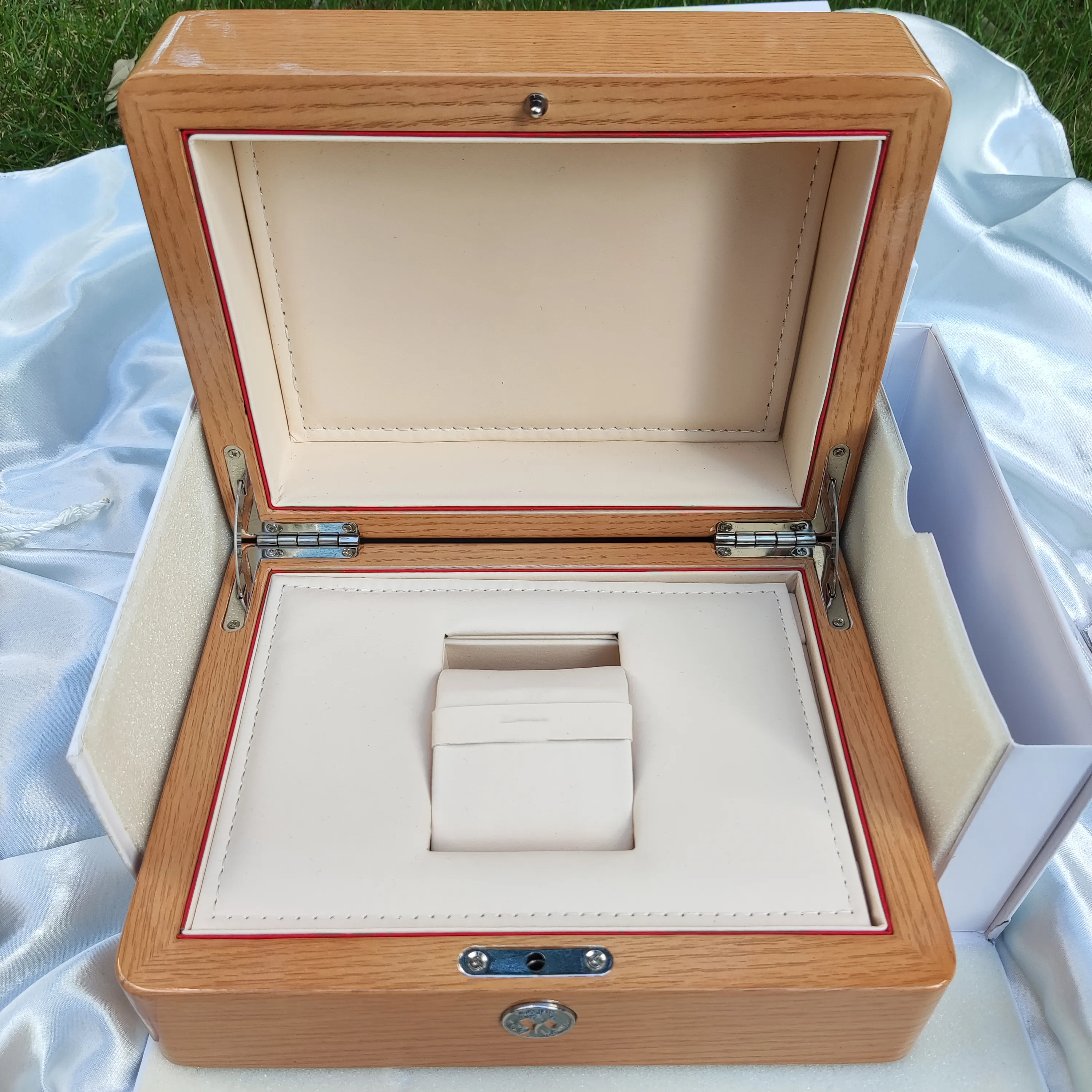 DHgate.com:Luxury VIP Packaging Box for Watches - Faux Leather, Velvet ...