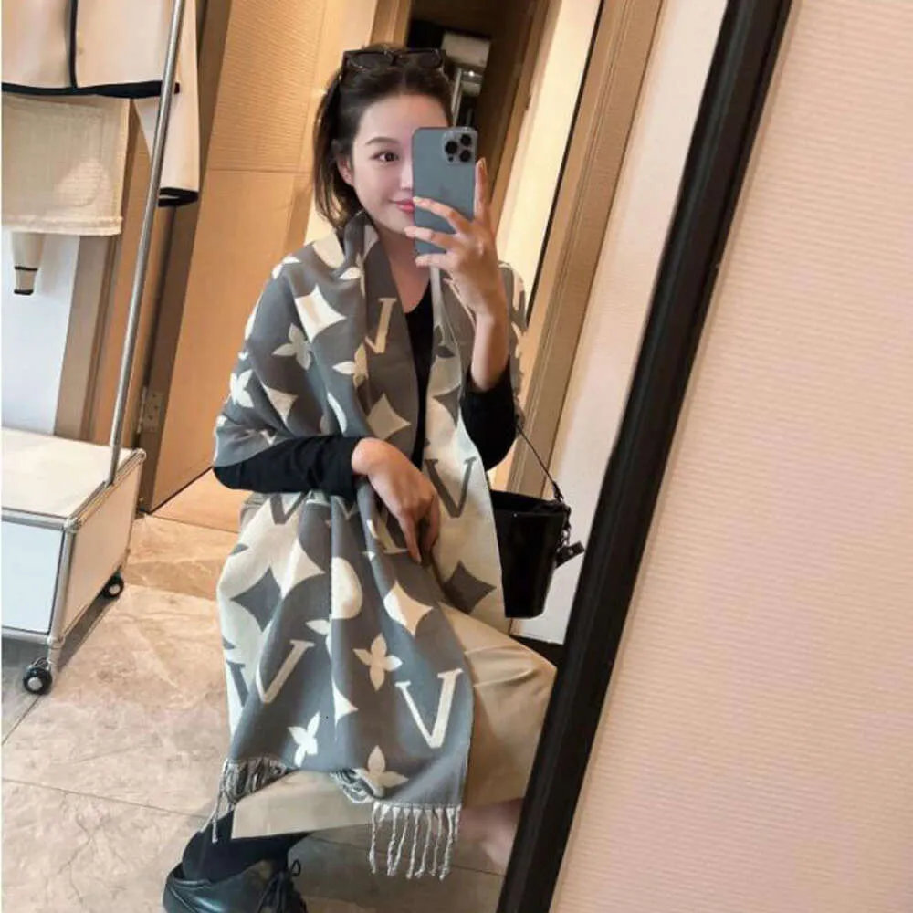Designer Scarf Woman Men Luxury V Scarf Cashmere Thick Shawl Women ...