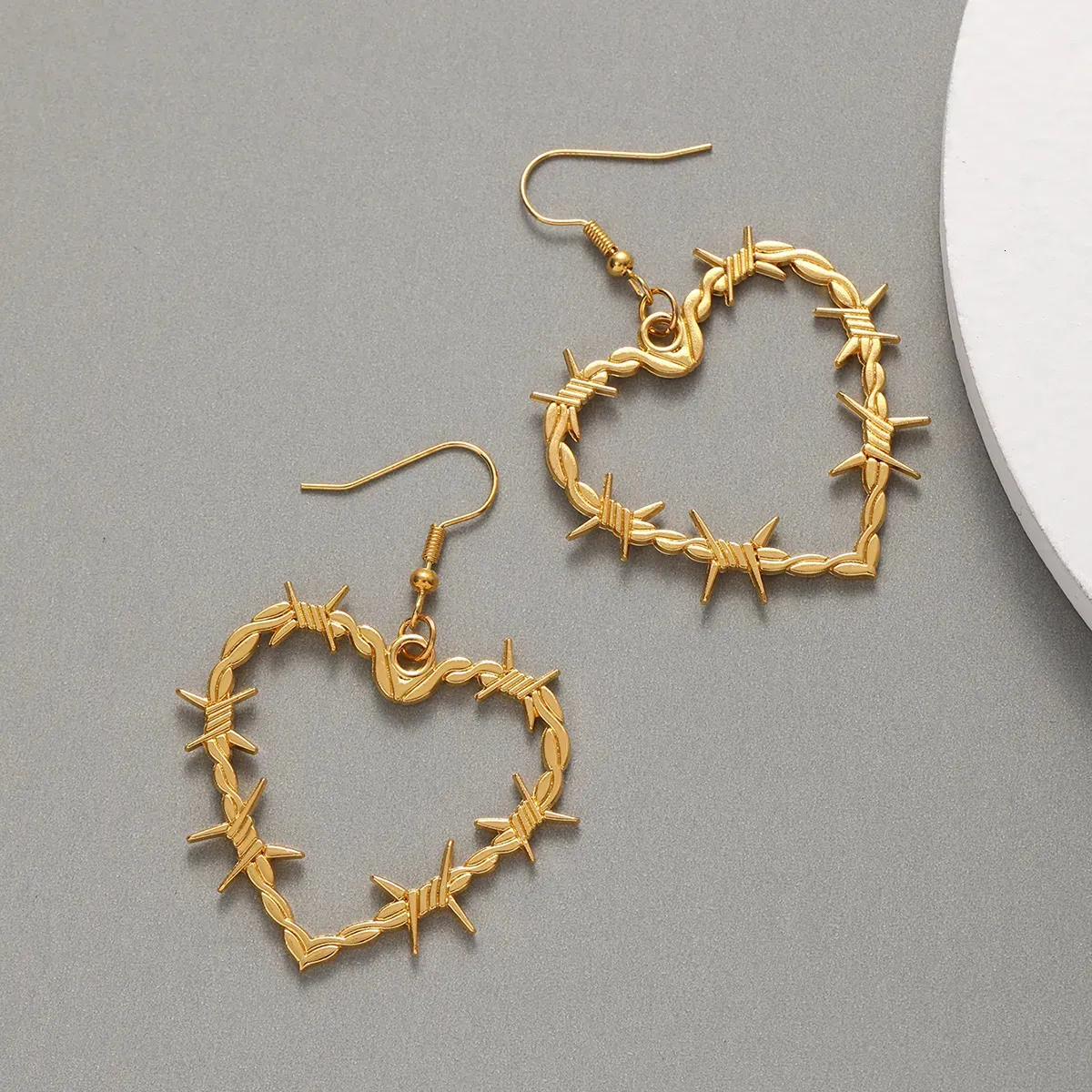 DHgate.com:Neo-Gothic Heart Earrings in Black Metal, Unique Barbed Wire ...