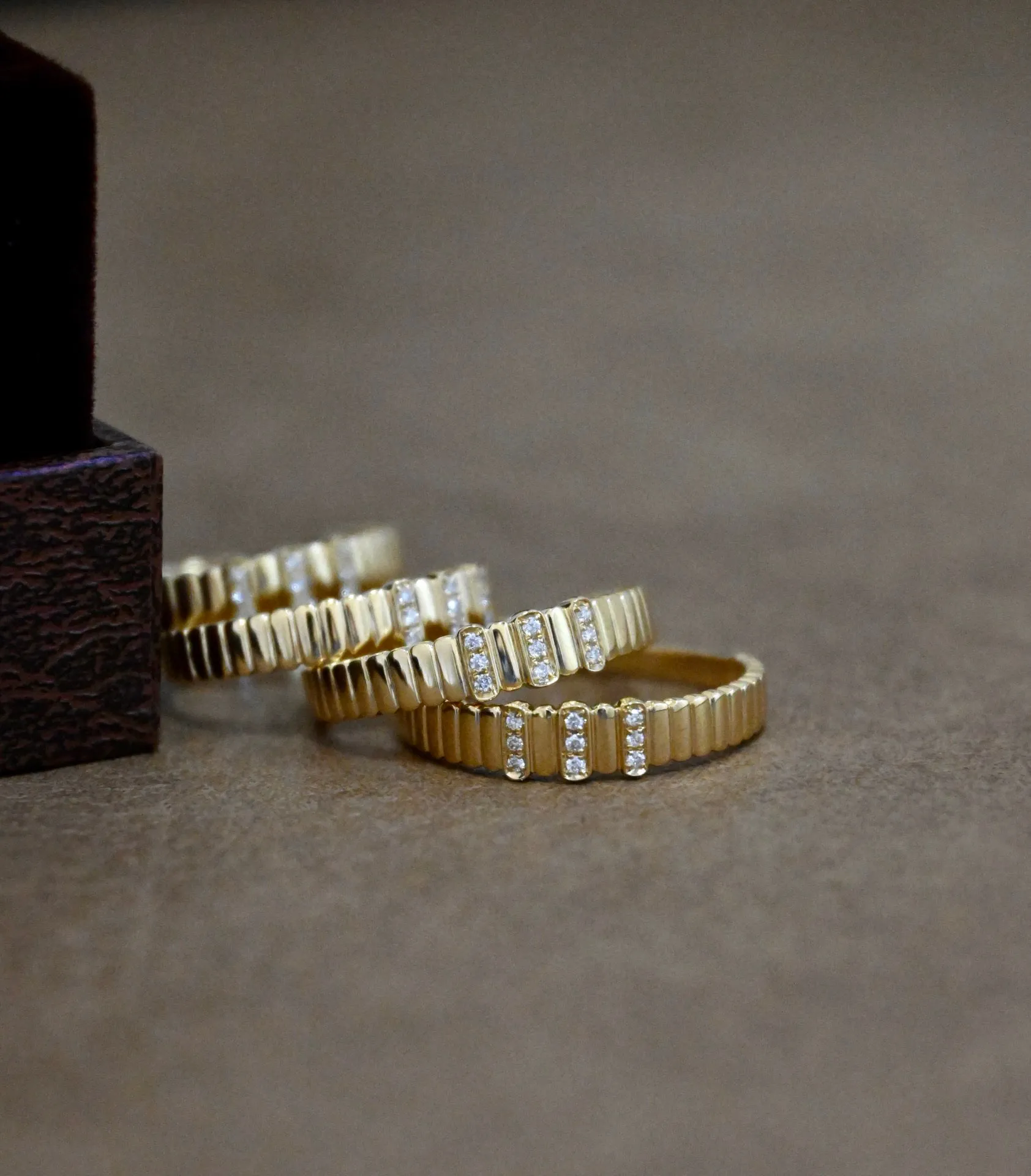 DHgate.com:Au750 18k Yellow Gold Womens Side Stones Ring with Stripes and Diamonds:Jewelry