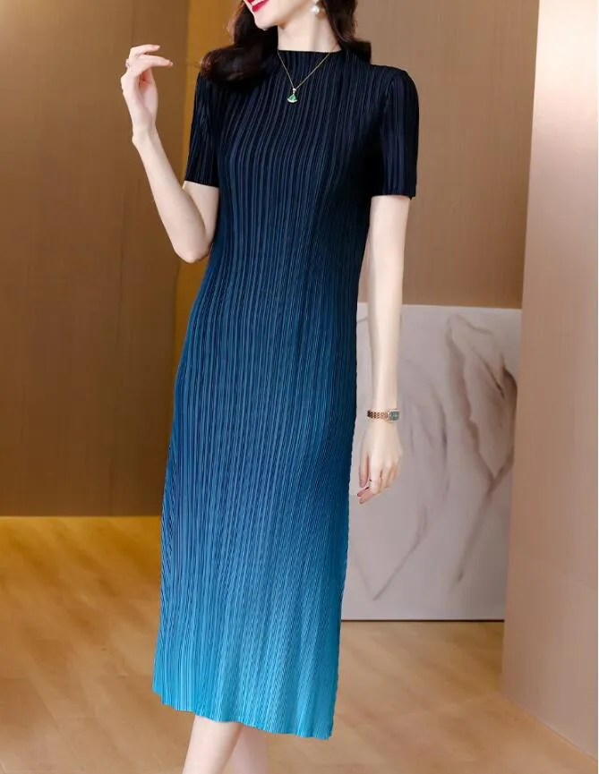 ISSEY MIYAKE 2022 Gradient Short Sleeve Dress Pleated Round Neck Long ...