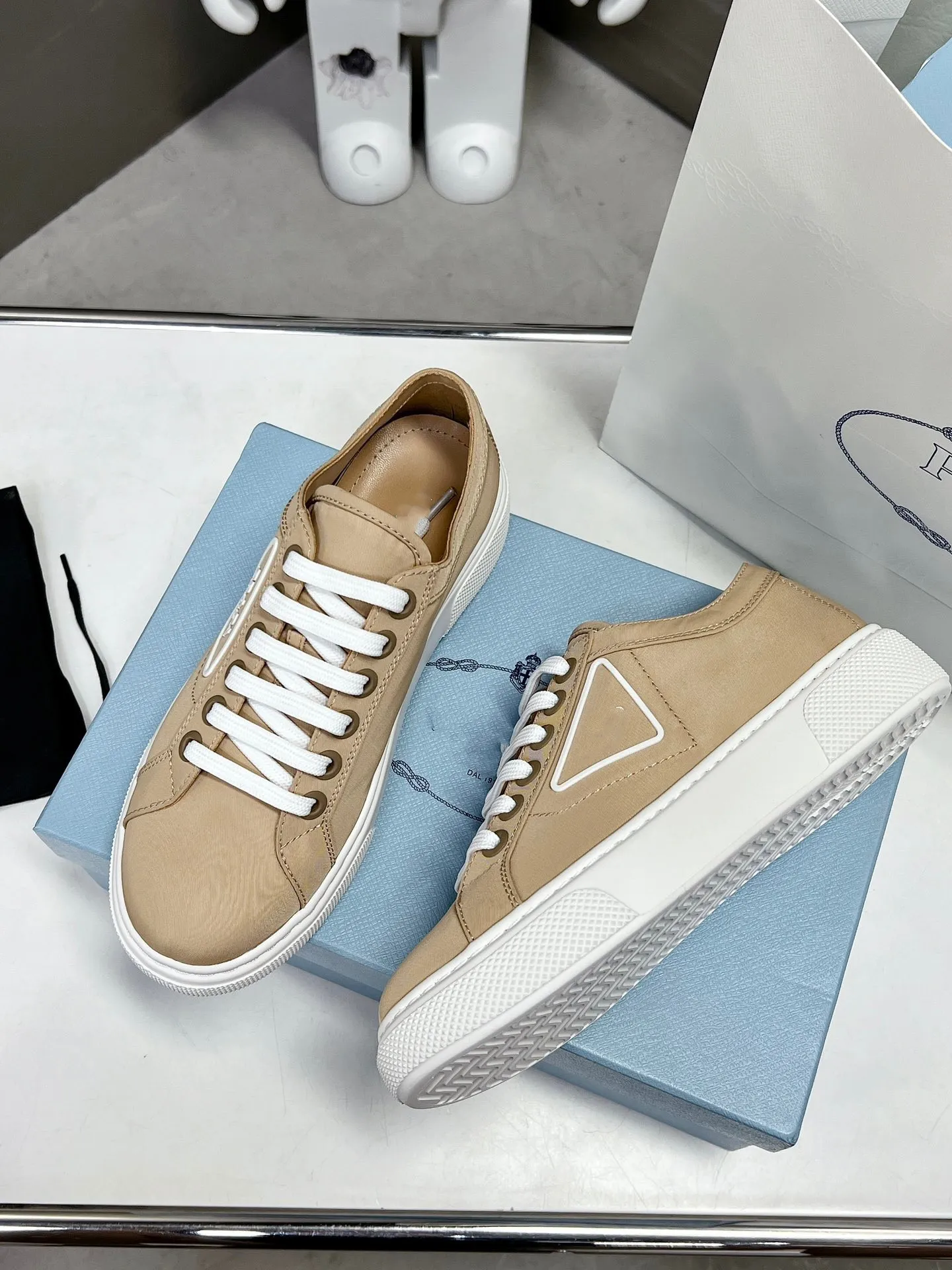 Premium Designer Sneakers: Unisex Fashion Trainers - Leather & Nylon ...