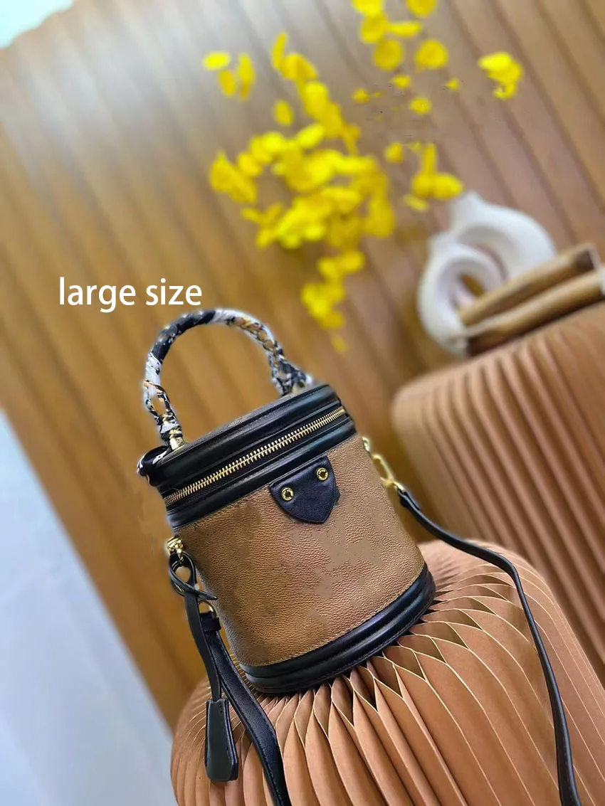 Luxury Designer Bucket Bag With Rich Barrels And Presbyopic Printing ...