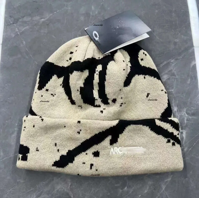 Men's Designer Knitted Black And White Beanie Classic Arc Black And ...