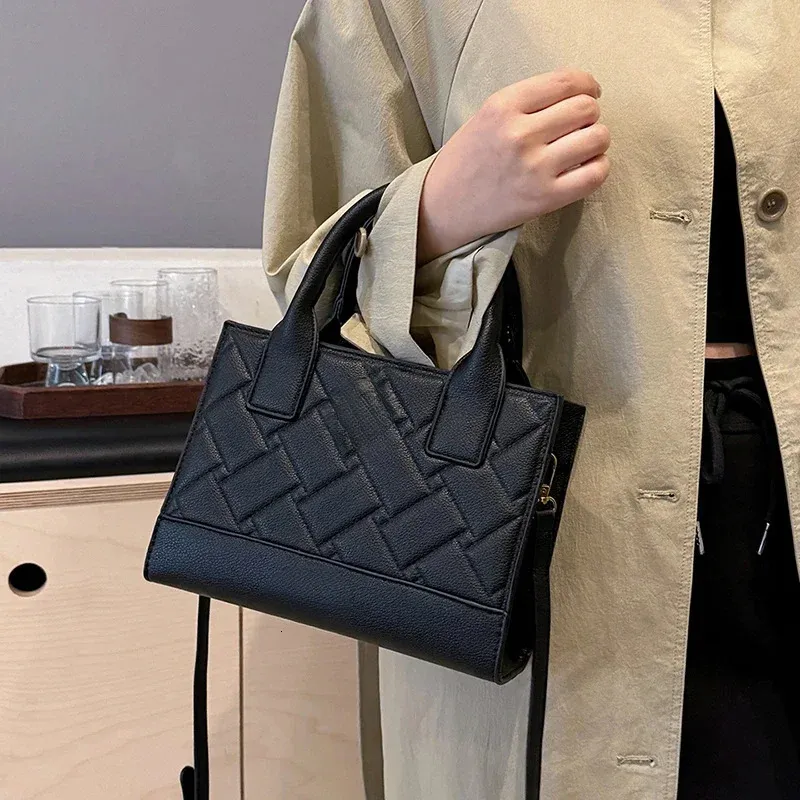 Trend 2025 New Elegant Handbag: Solid Color Fashion Designer Letter ...