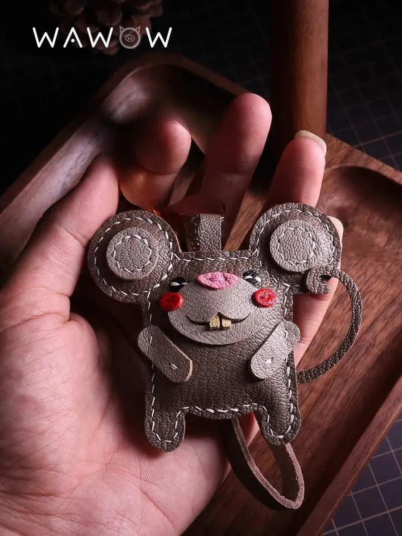 S25111 Handmade Leather Bag Charms Cute Hug Mouse Keychains For DIY ...