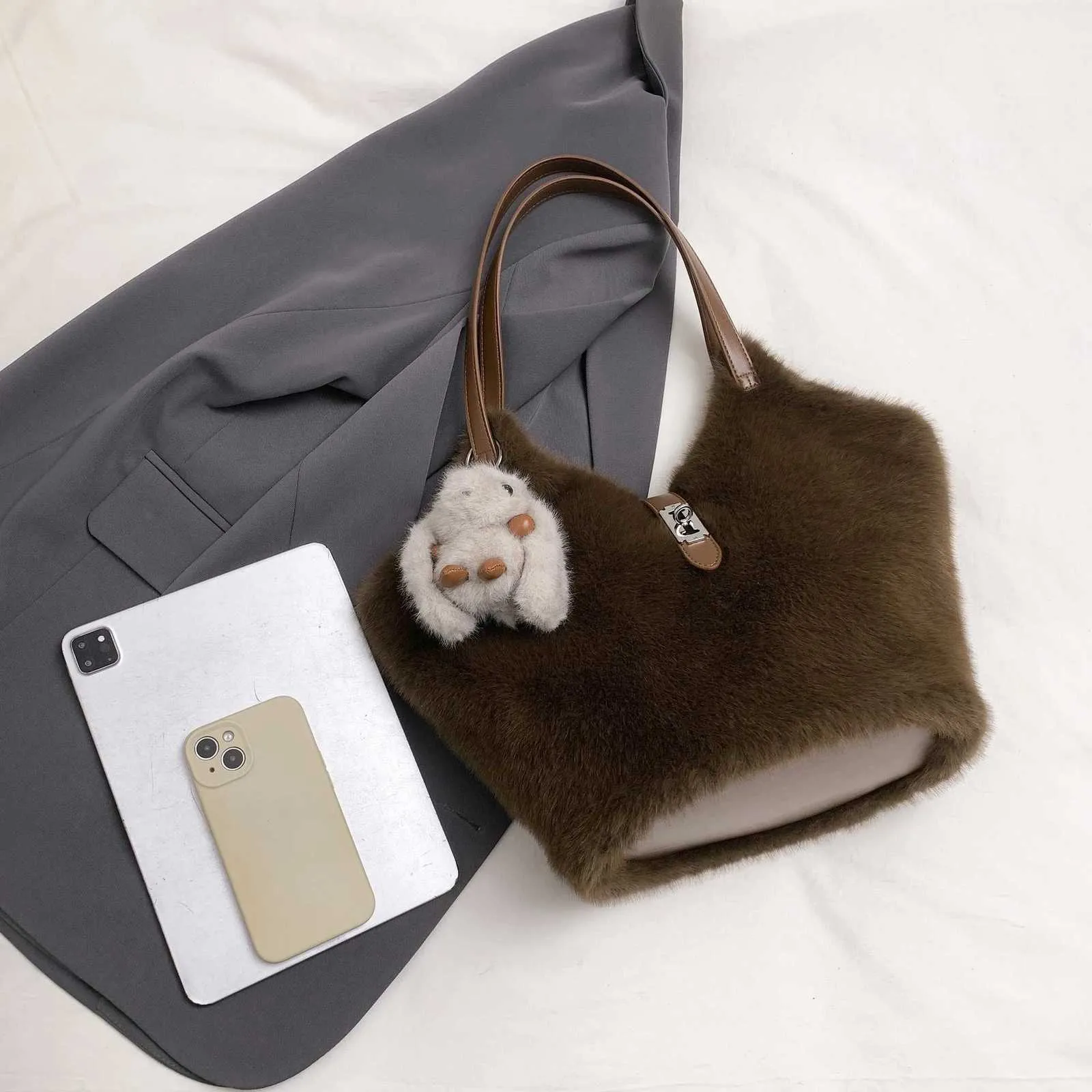 Designer Large-Capacity Plush PU Bucket Bag with Zipper Closure for Men ...