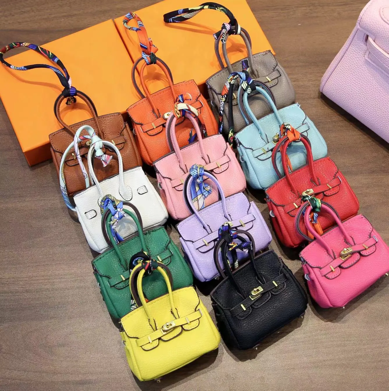 Keychains Woman Designer Fashion Key Ring Chains Buckle Bag Car Key ...