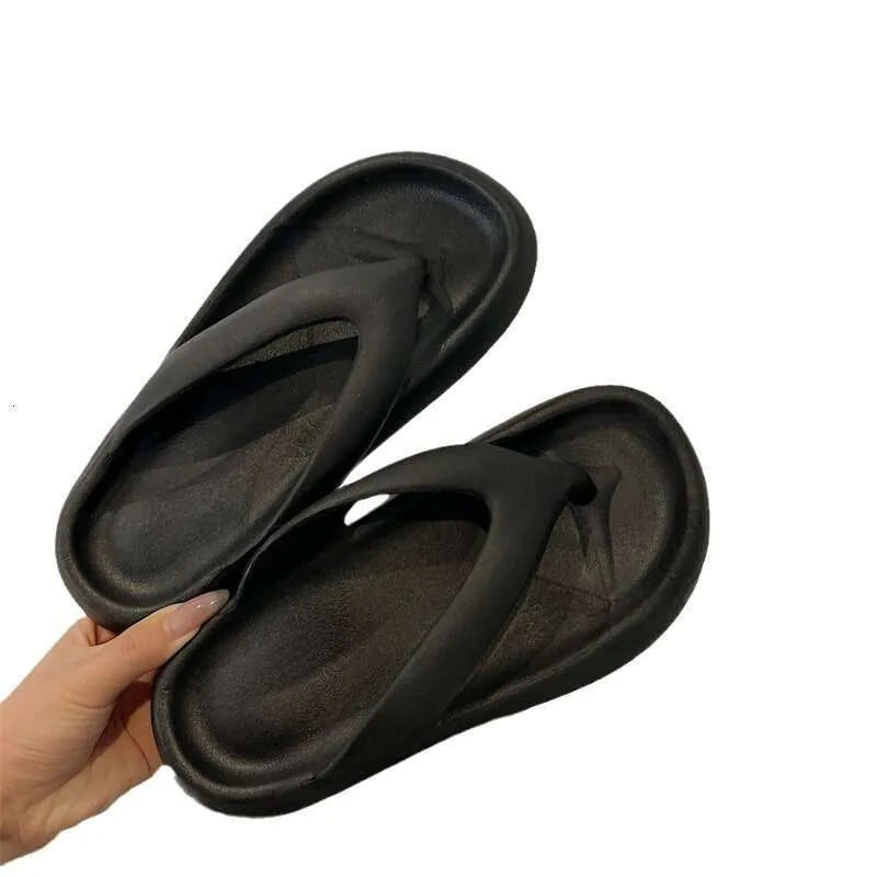 Fashionable Lightweight Flat Slippers For Women, Thick Soled Beach ...