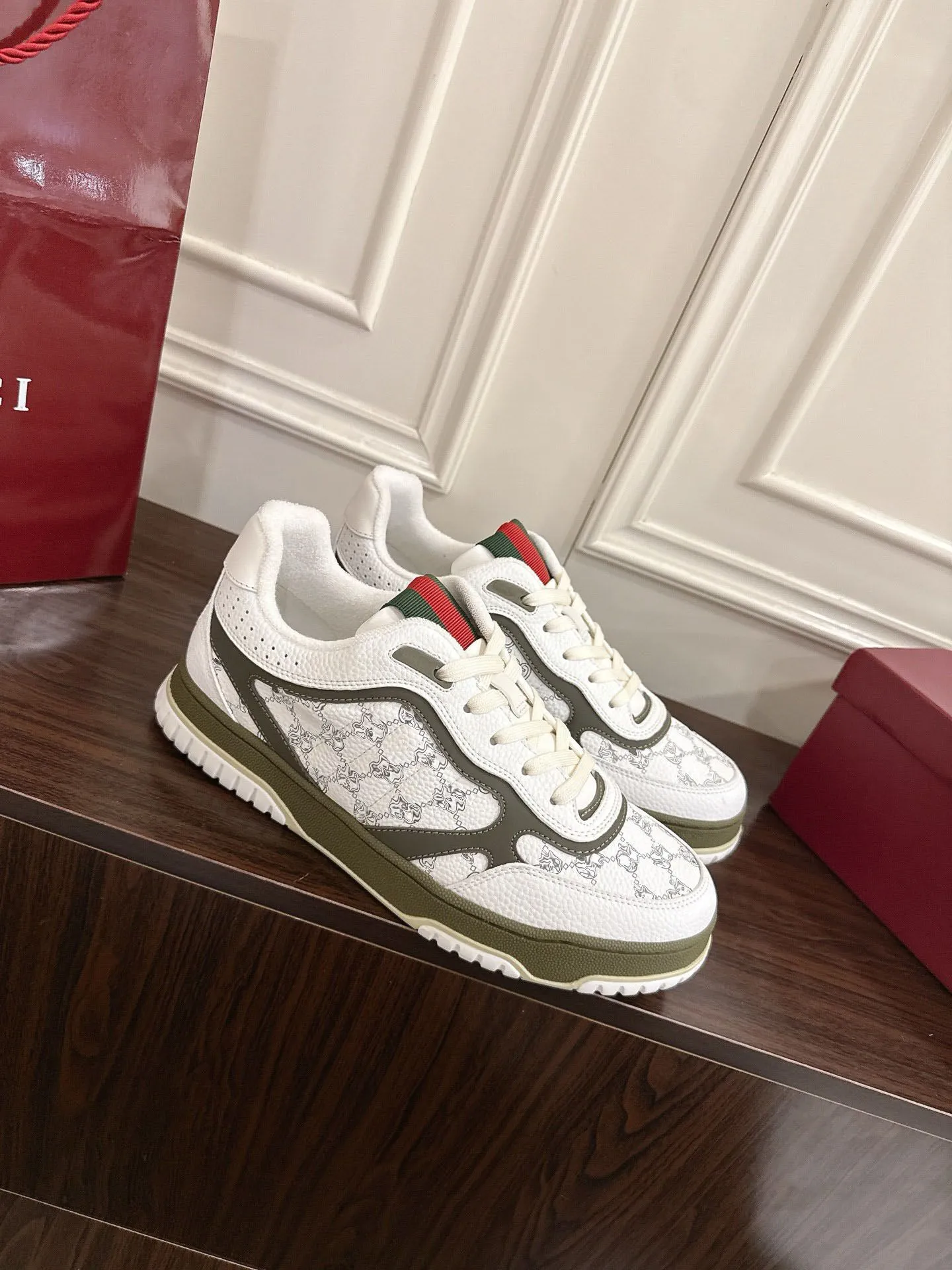Bulk Designer Shoes Chunky Sneakers For Men And Women Casual Runner ...