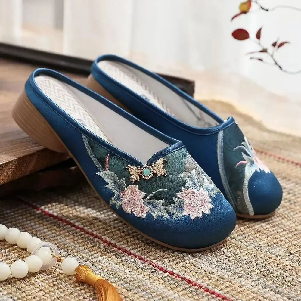 Women's Chinese Traditional Low Heel Embroidered Flower Slippers, Round ...