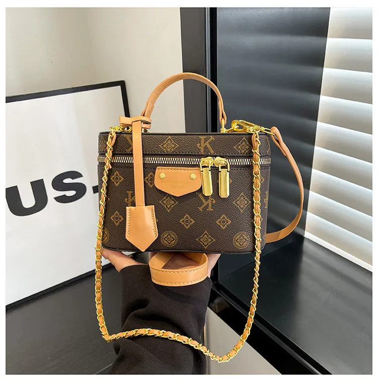 Designer PU leather extra-large bucket bag with hasp closure and fur ...