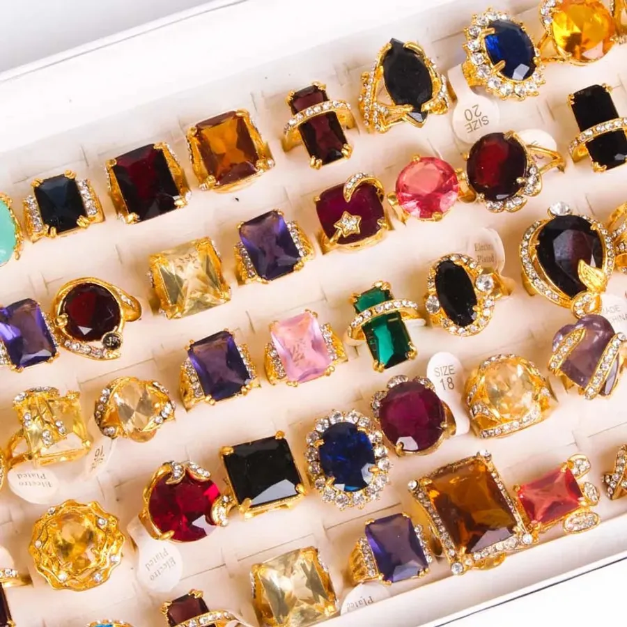 Daisy ring vs gemstone ring: Which sparkles best for you? - Smart ...