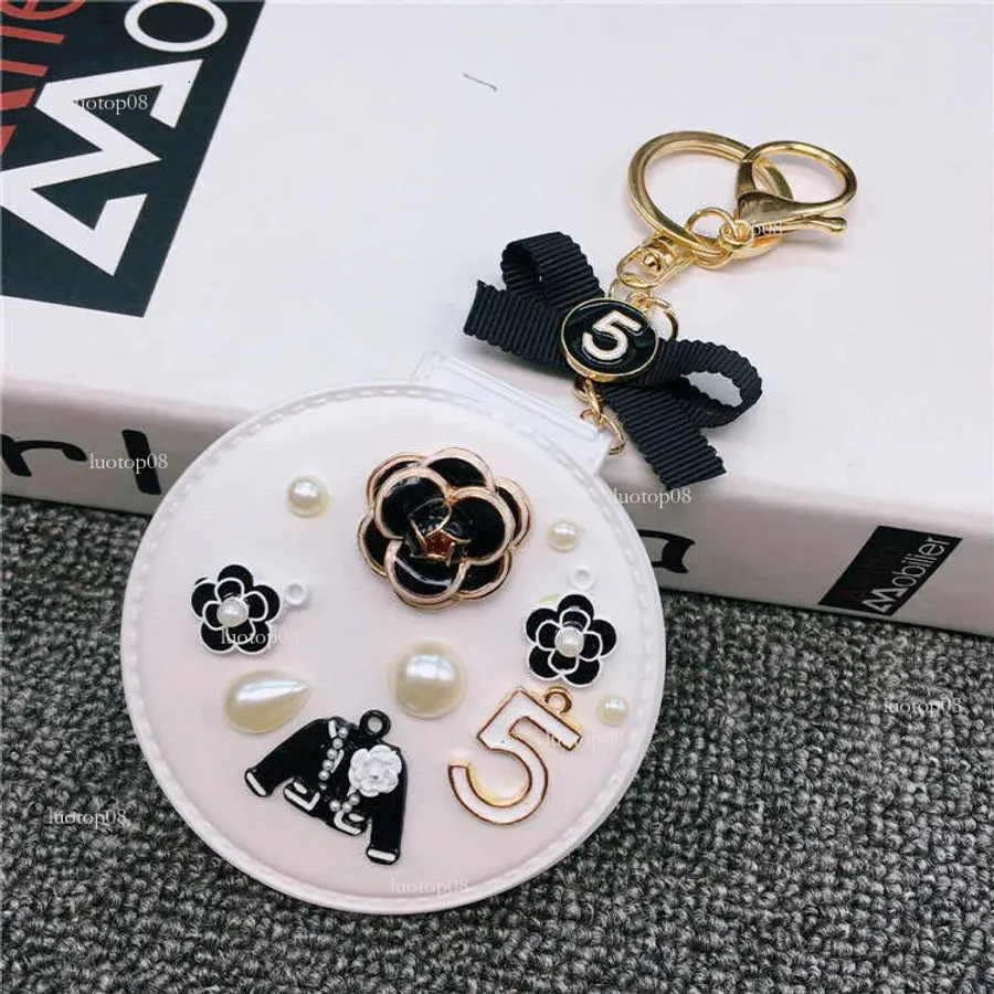 Makeup mirror keychain vs regular keychain: Is the extra bulk REALLY ...